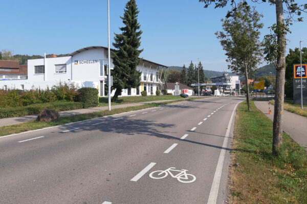 Wunderbar Sie Fahren Auf Dieser Strae Mit Einem Schutzstreifen Fur Radfahrer Fotos