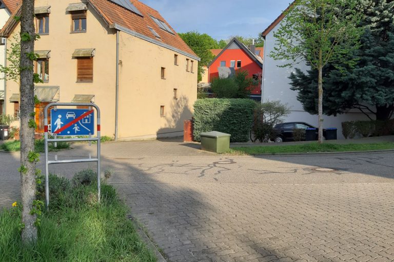 Spannende Sie Mchten Aus Einem Verkehrsberuhigten Bereich In Eine Strasse Einfahren Fotos