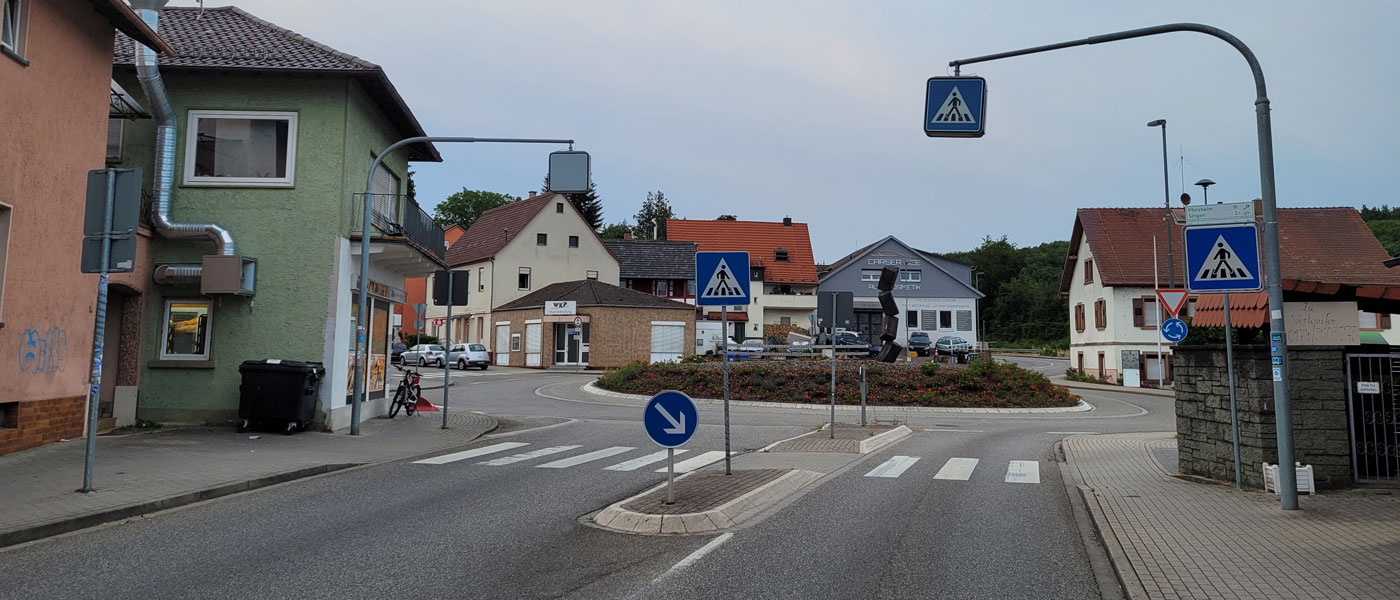 Kreisverkehr mit und ohne Fußgängerüberweg: Diese 8 Regeln musst du wissen – stvo2Go
