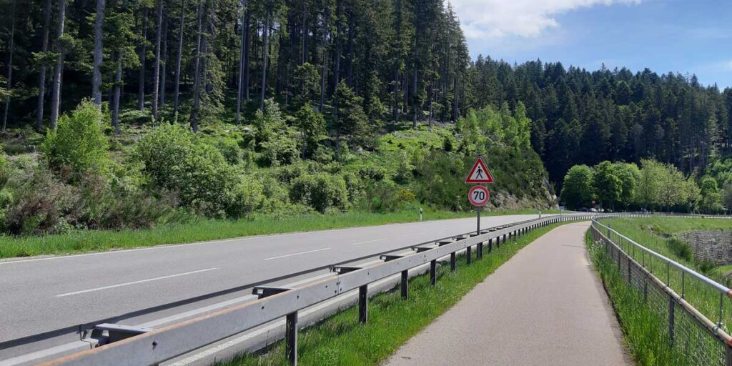 Geschwindigkeitsbeschränkungen außerorts: Alle Voraussetzungen für ...